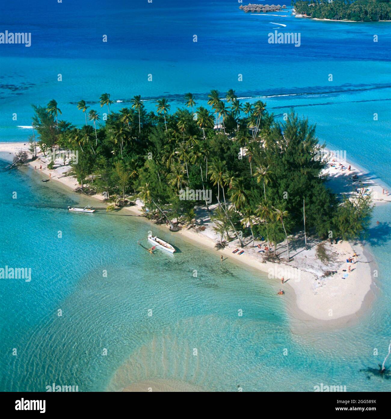 FRENCH POLYNESIA. AERIAL VIEWOF A MOTU Stock Photo - Alamy