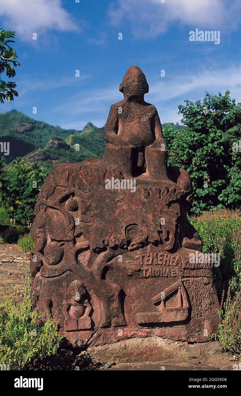 FRENCH POLYNESIA. MARQUISE ISLANDS. ISLAND OF DE NUKU HIVA. SCULPTURE ...