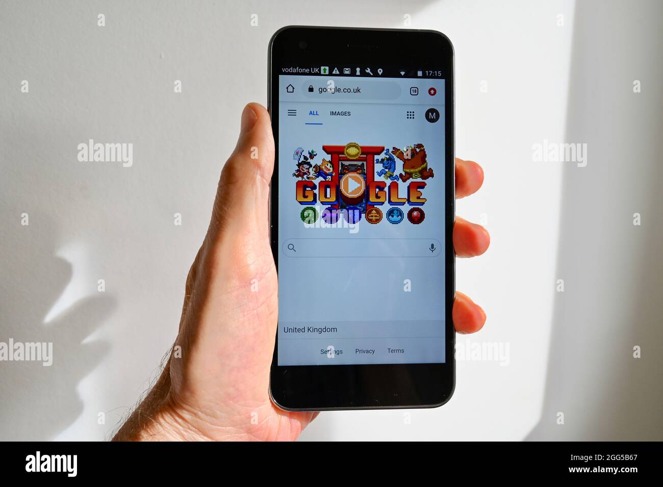 Close up Google logo displayed on a mobile phone screen Stock Photo - Alamy
