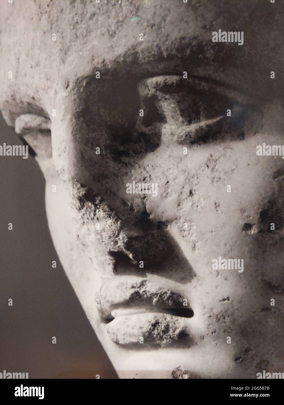 Sculpture face broken nose hi-res stock photography and images - Alamy