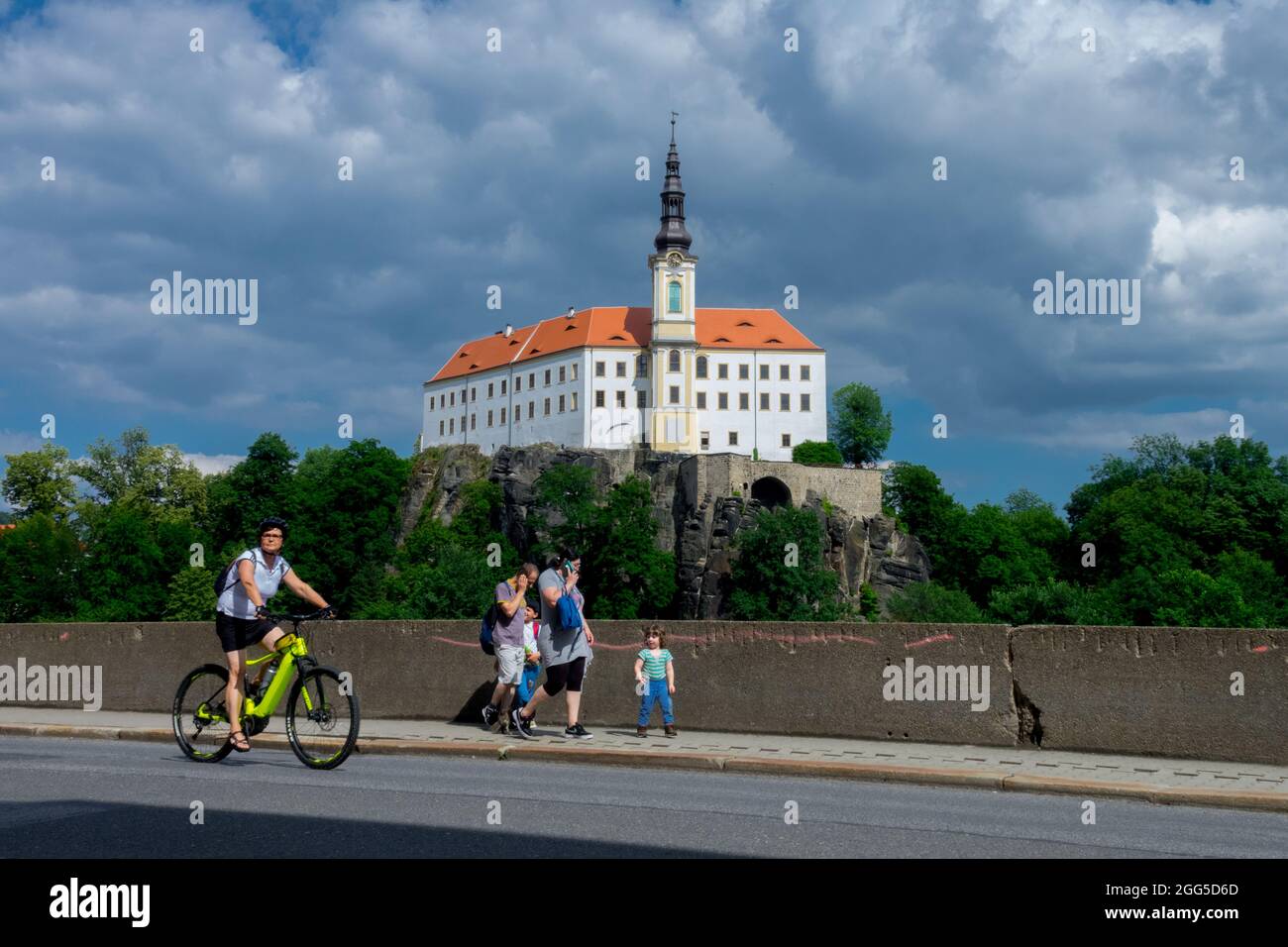 Tourist in front Castle Decin Czech Republic Stock Photo - Alamy