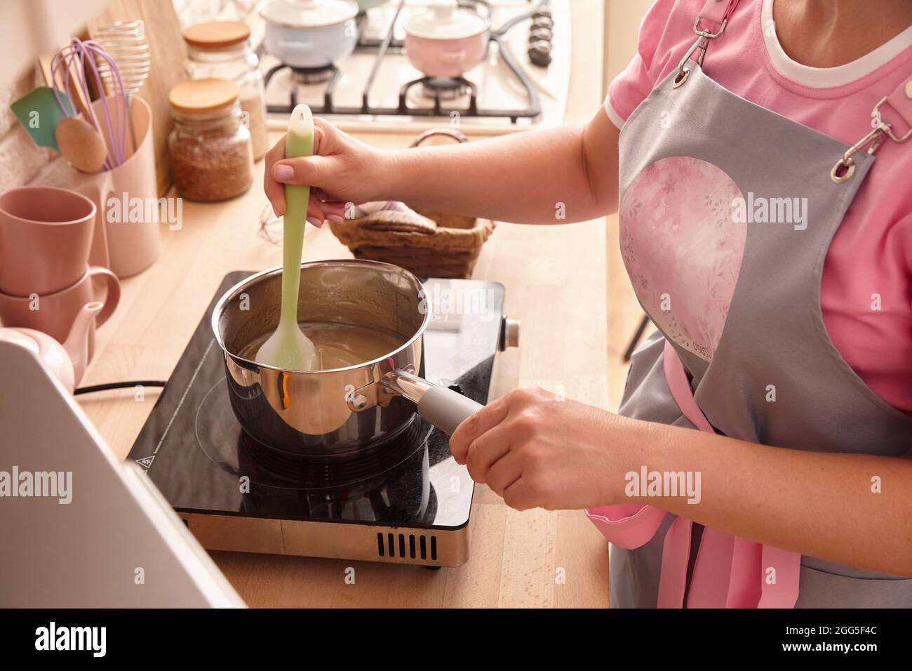 Woman in kitchen pink hi-res stock photography and images - Alamy