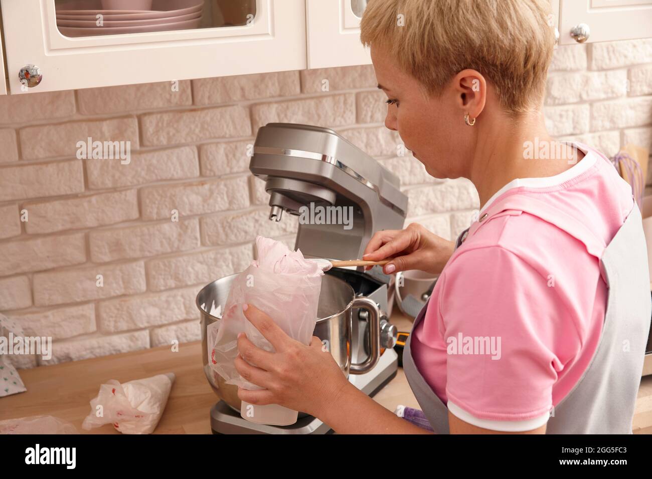 Woman confectioner making sweets in the kitchen Stock Photo - Alamy