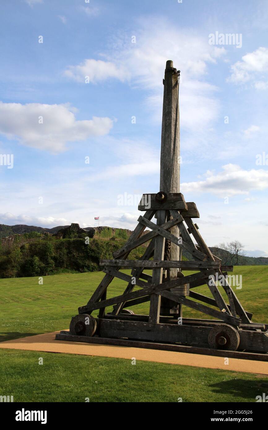 Trebuchet at urquhart castle hi-res stock photography and images - Alamy
