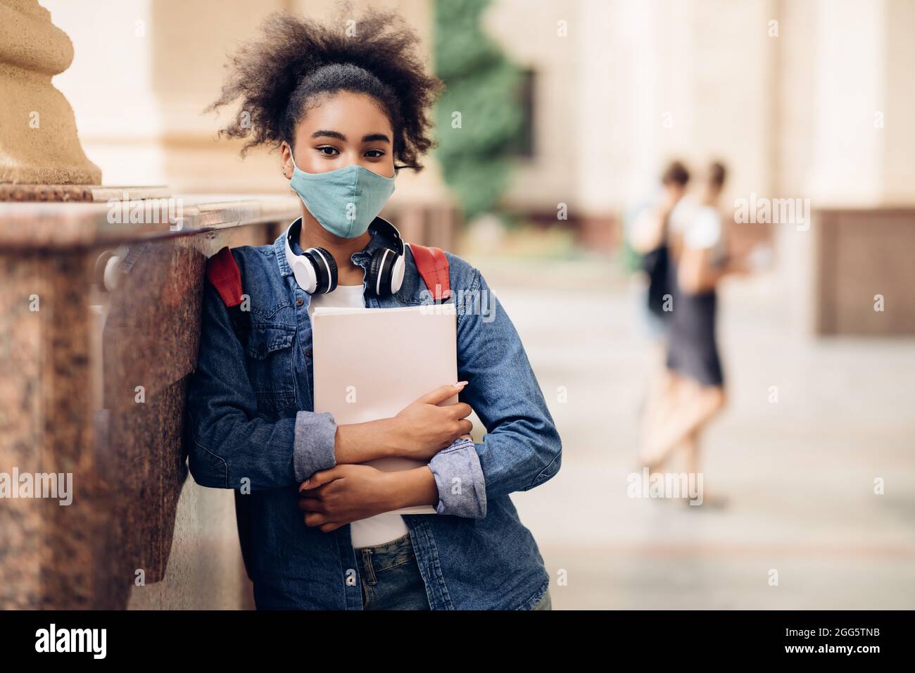 High school student wearing mask hi-res stock photography and images ...