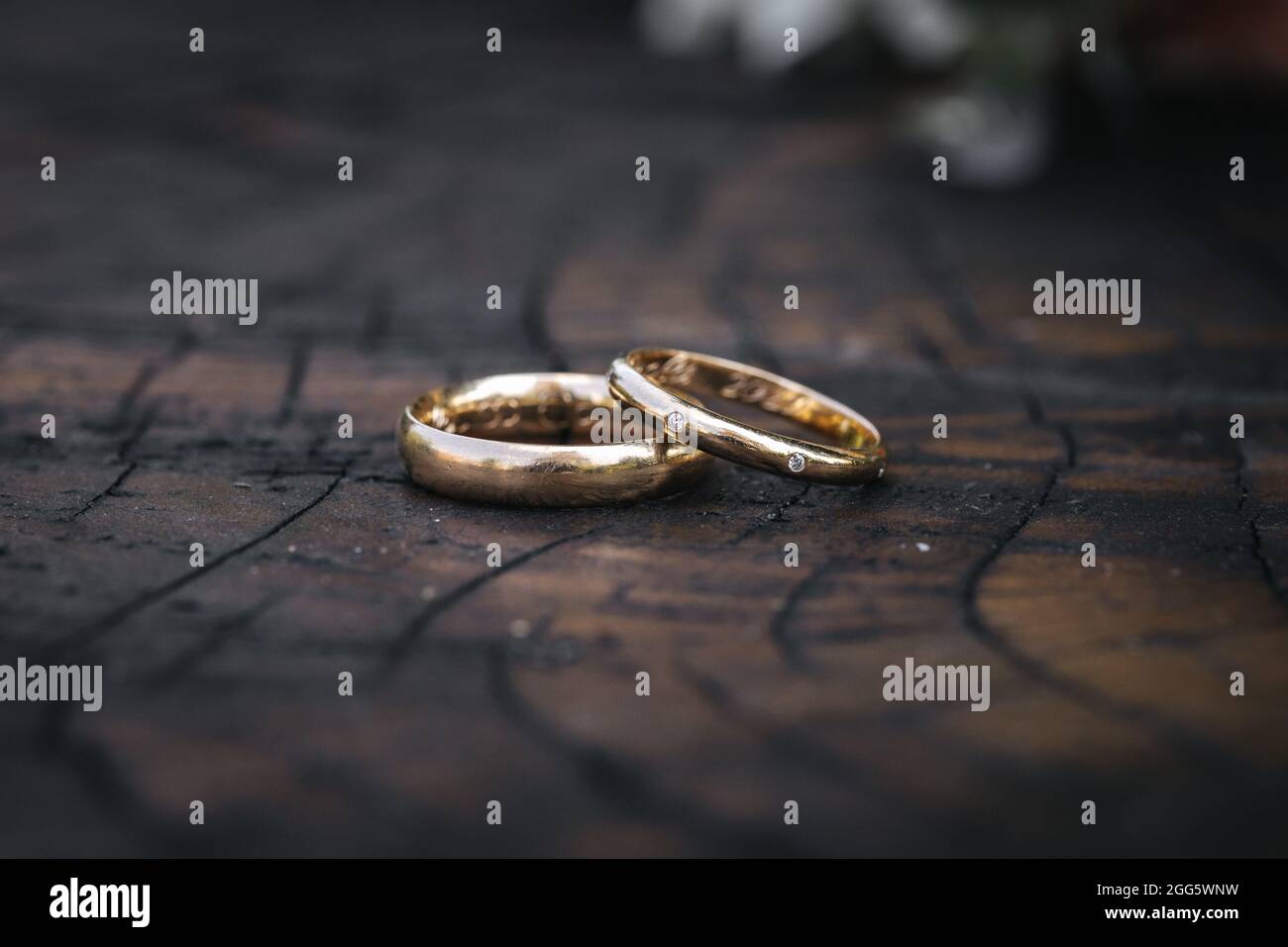 Wedding rings macro close-up Stock Photo - Alamy
