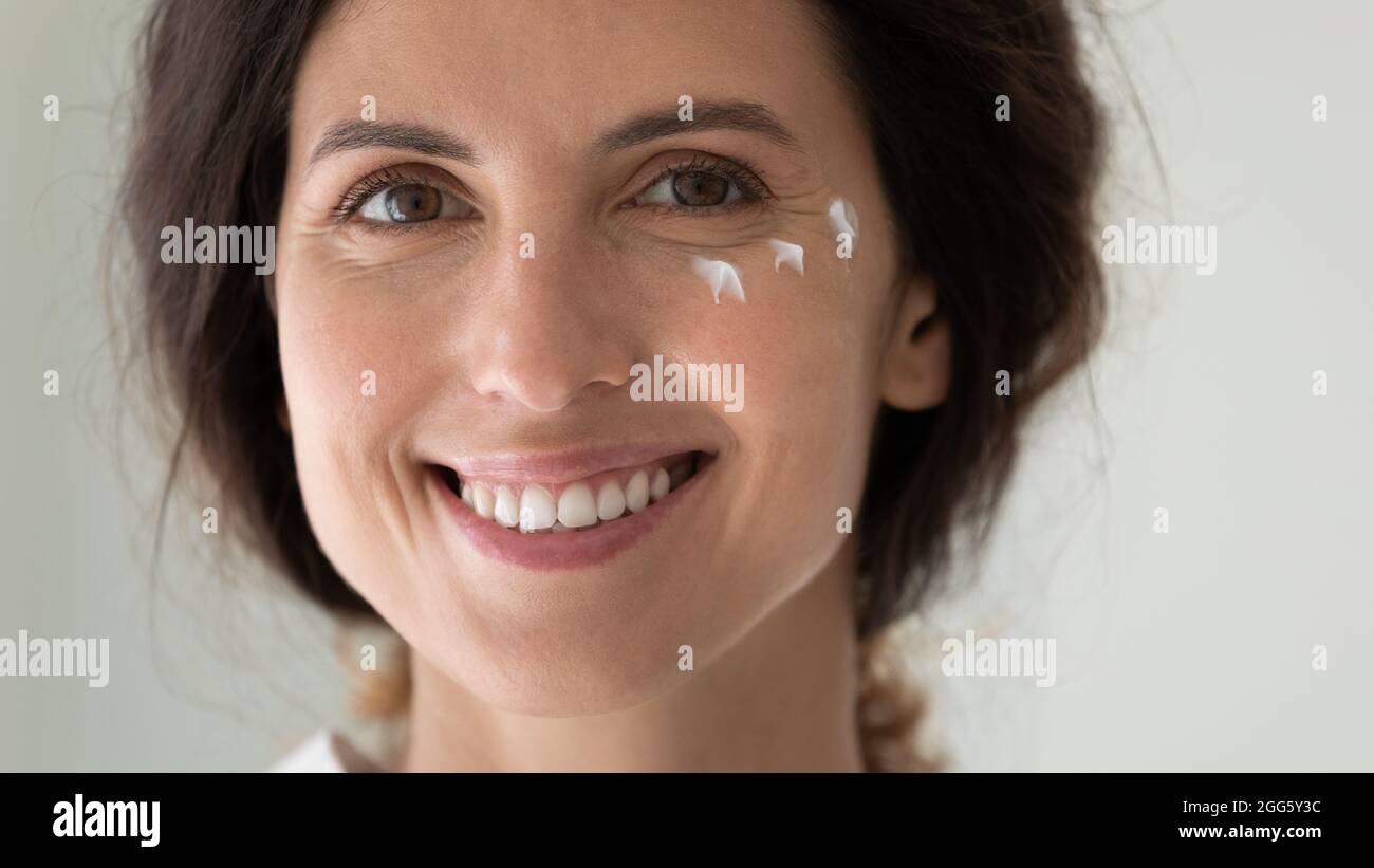 Beautiful latina headshot hi-res stock photography and images - Alamy