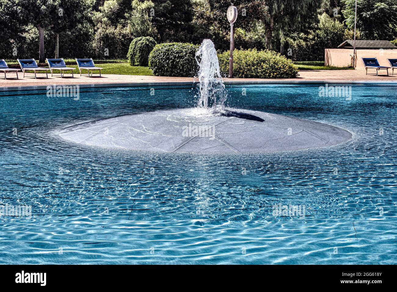 Pool fountain hi-res stock photography and images - Alamy
