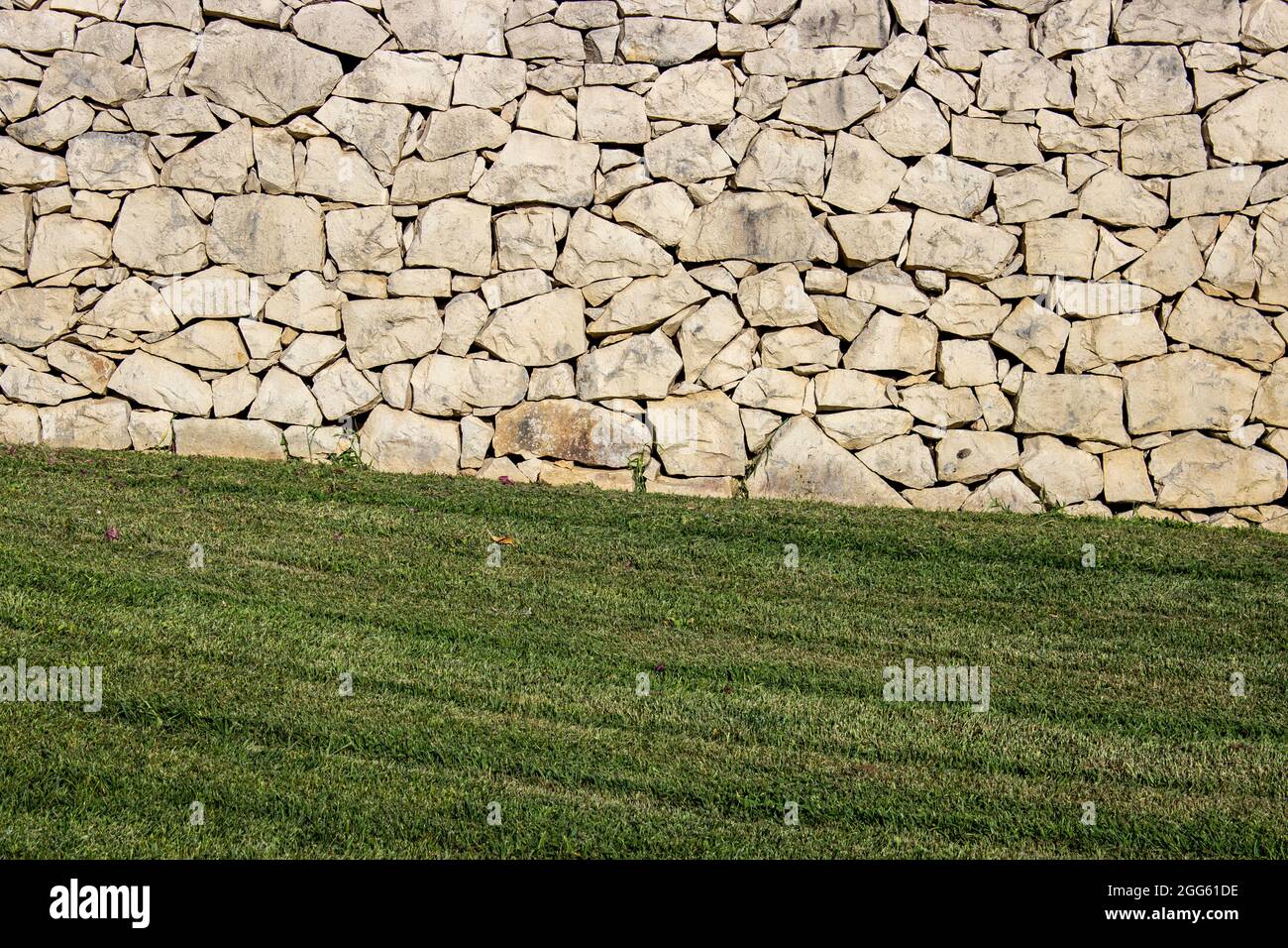 Cobblestone wall hi-res stock photography and images - Alamy
