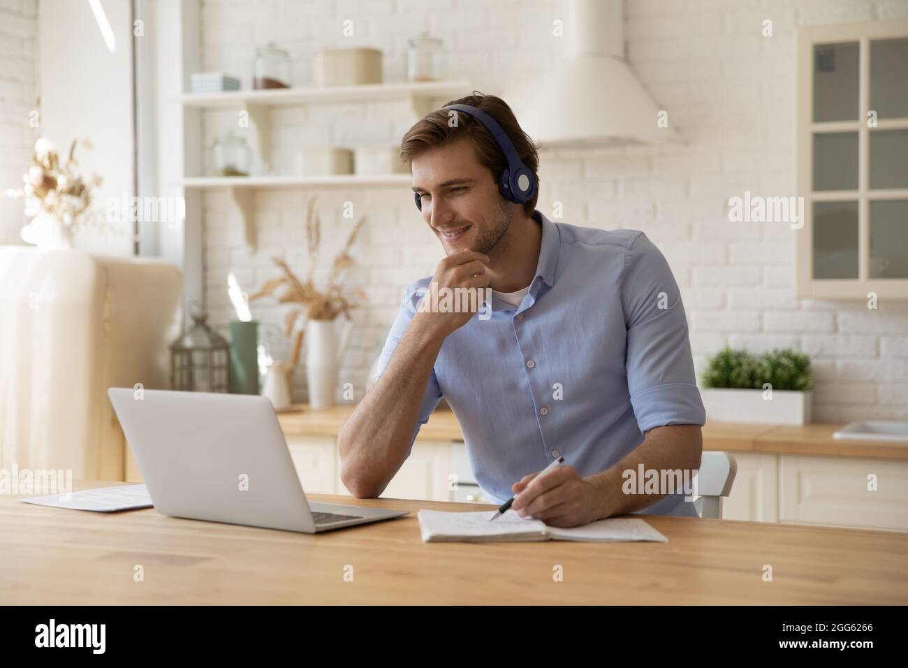 Businessman online education e learning hi-res stock photography and ...