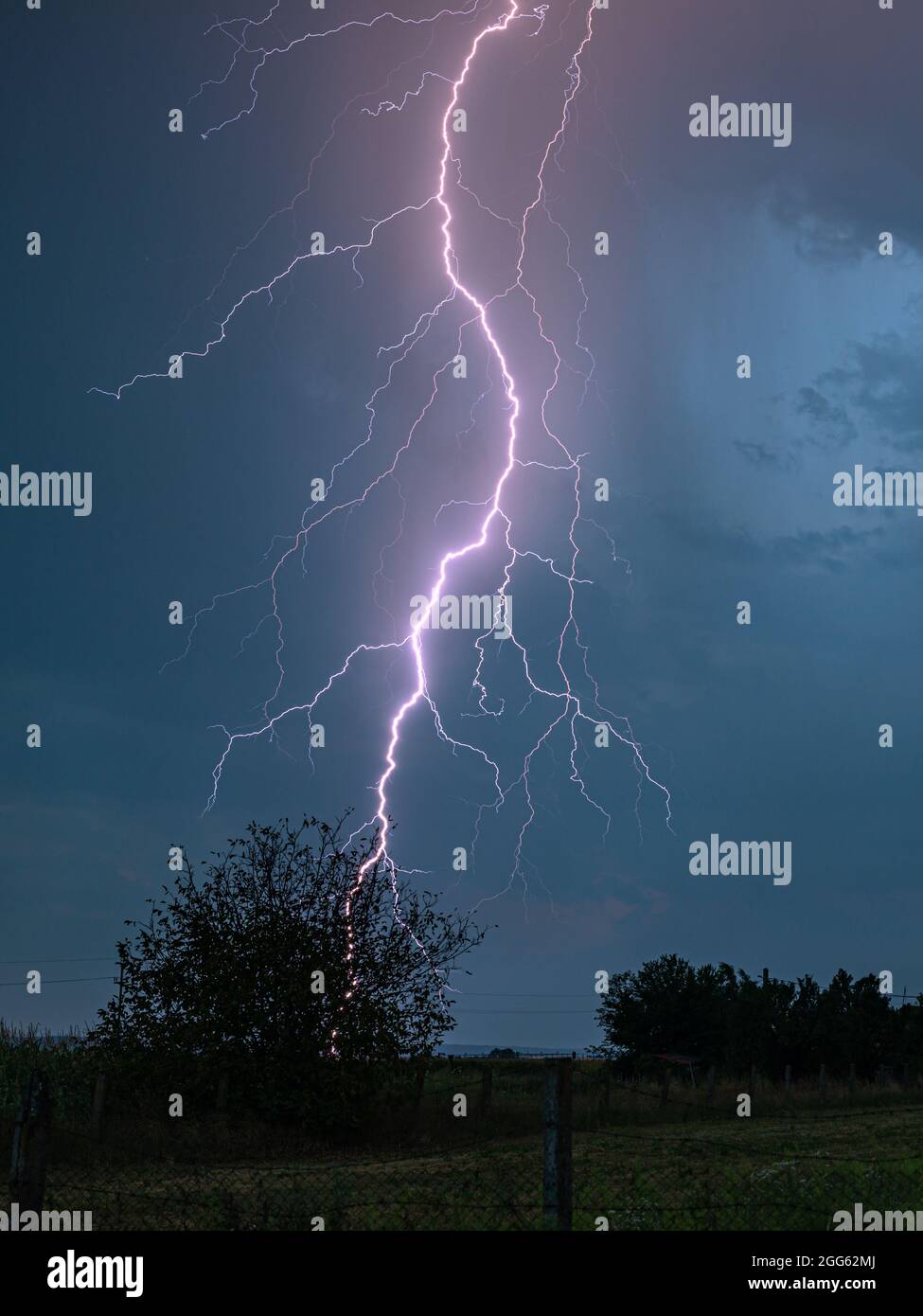 Close lightning bolt hi-res stock photography and images - Alamy