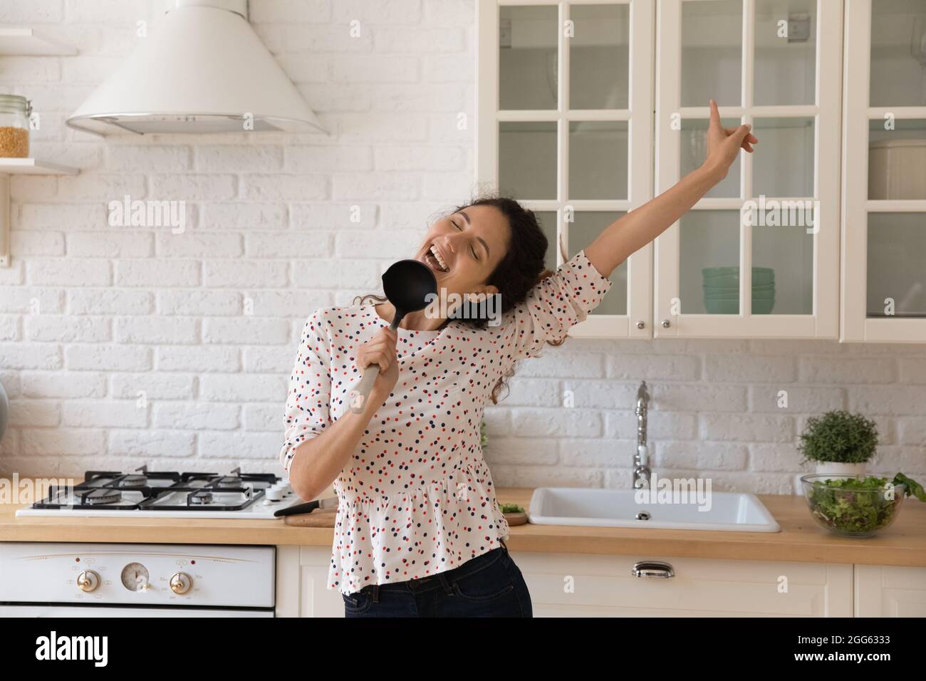 Woman sing kitchen hi-res stock photography and images - Alamy