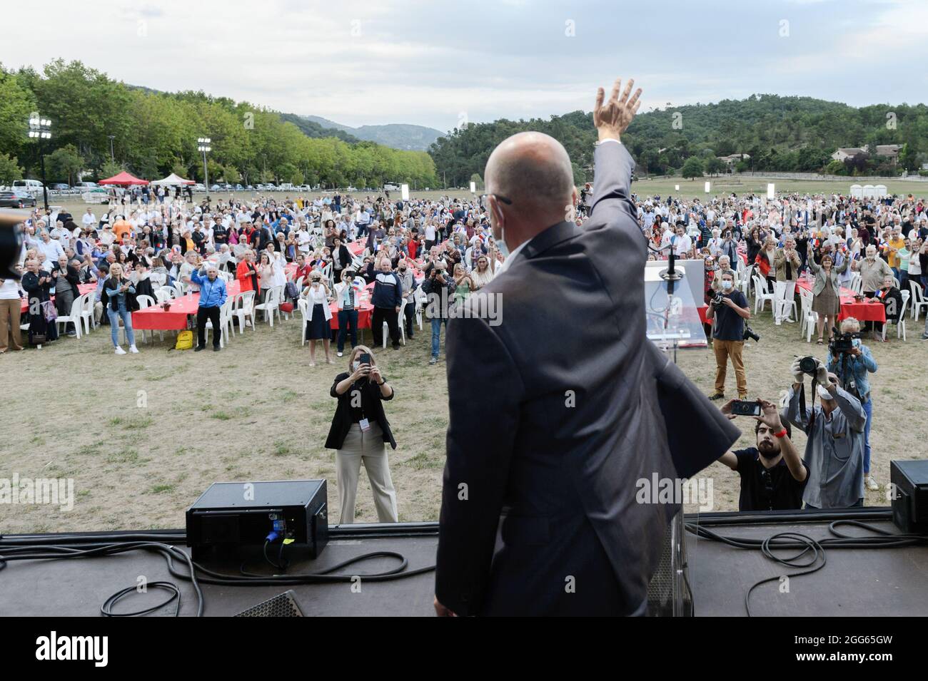 Eric Ciotti seen from behind waving to his supporters as he arrives on ...
