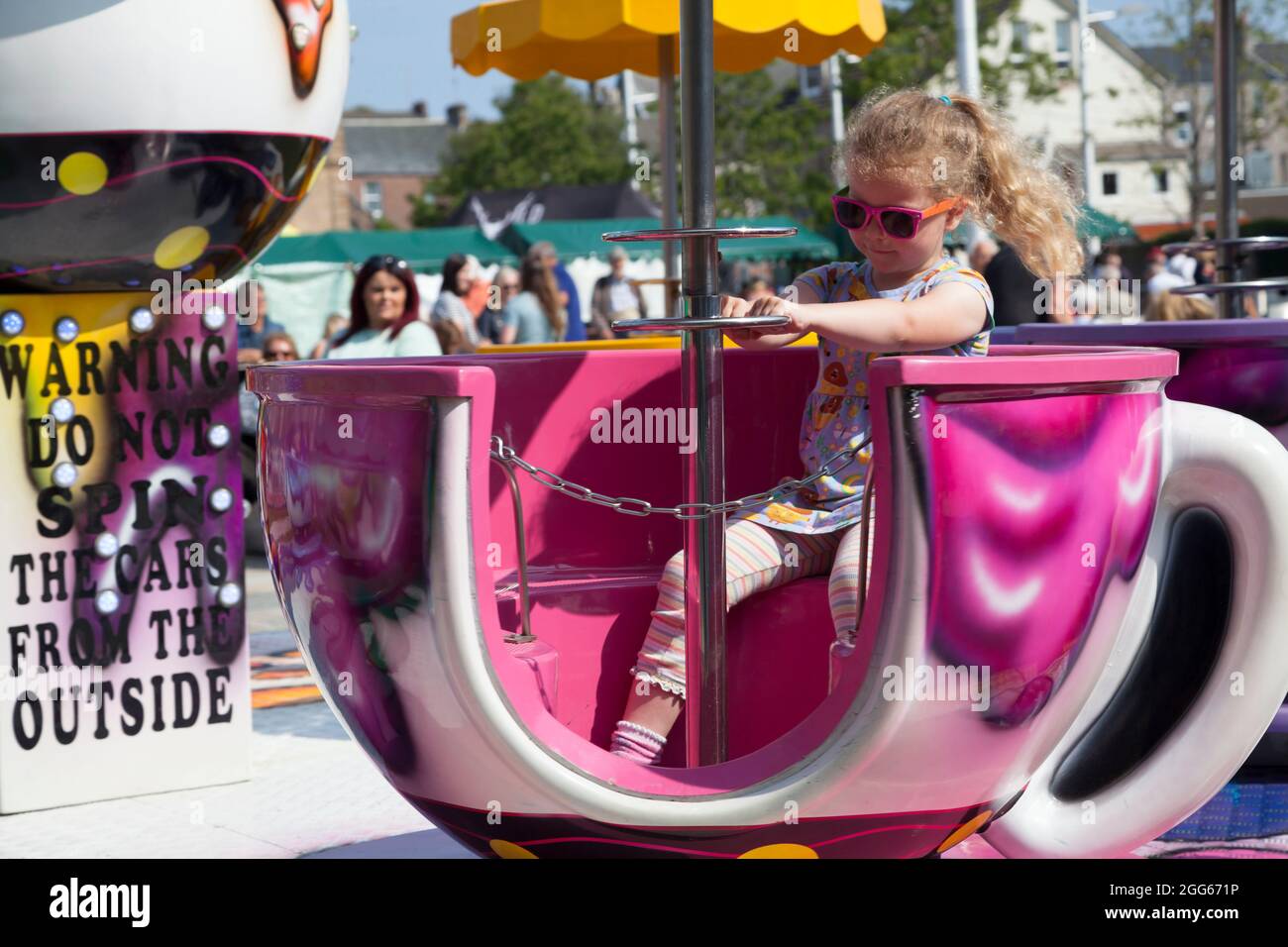 Spinning tea cup ride hi-res stock photography and images - Alamy