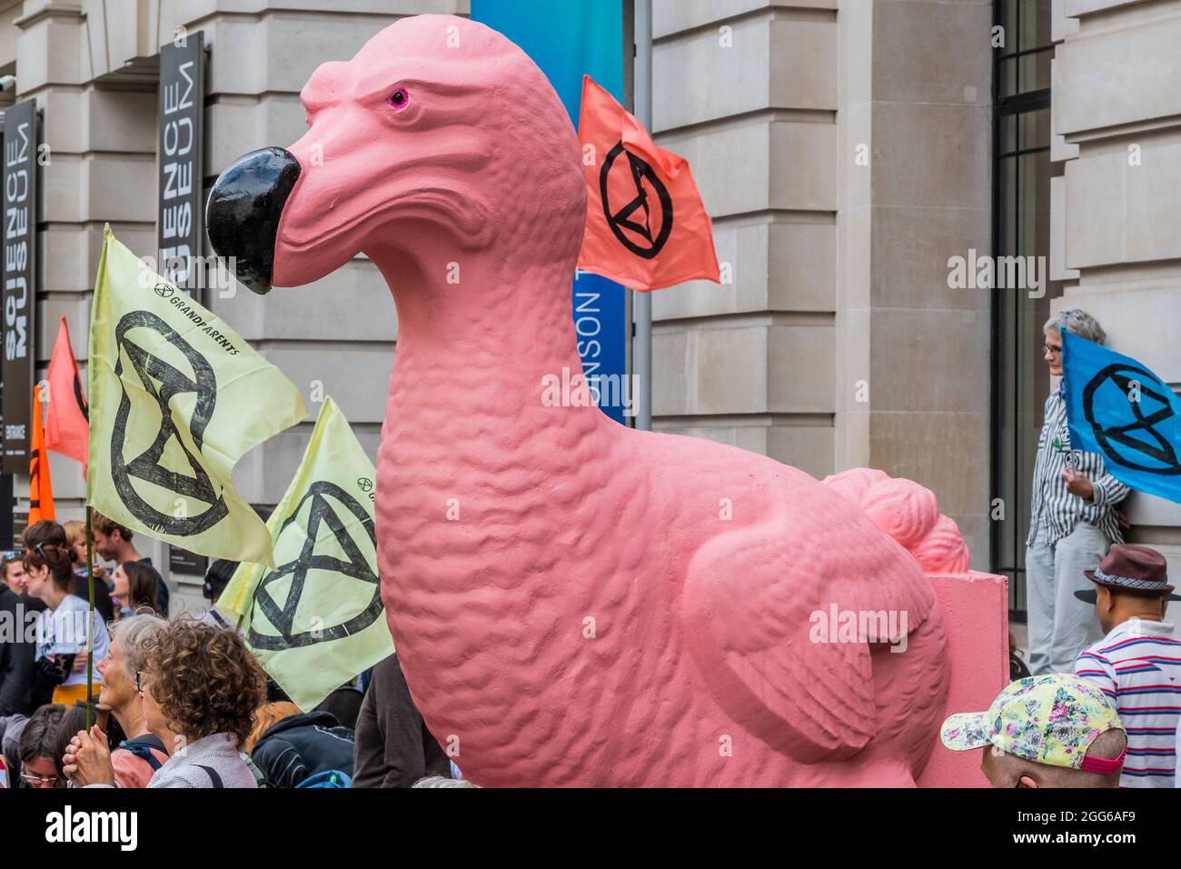 London, UK. 29th Aug, 2021. A giant pink dodo arrives to represent ...