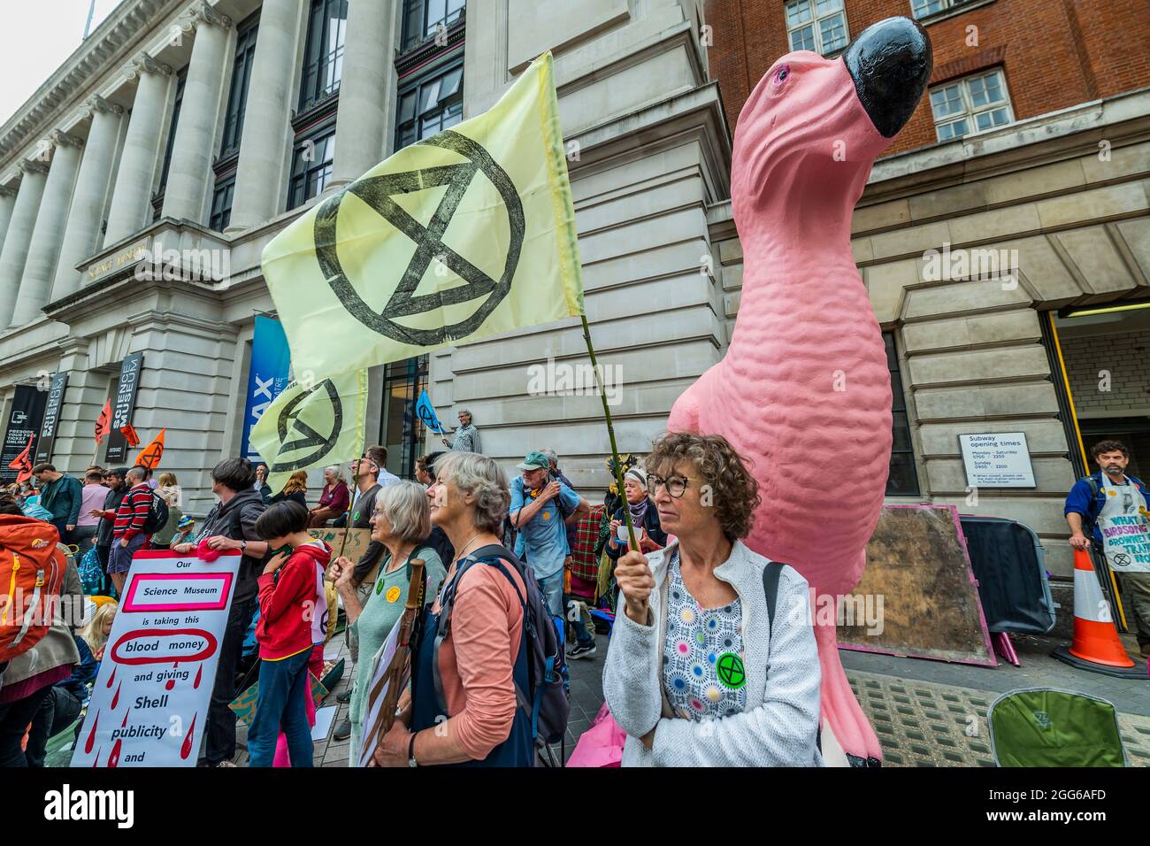 London, UK. 29th Aug, 2021. A giant pink dodo arrives to represent ...