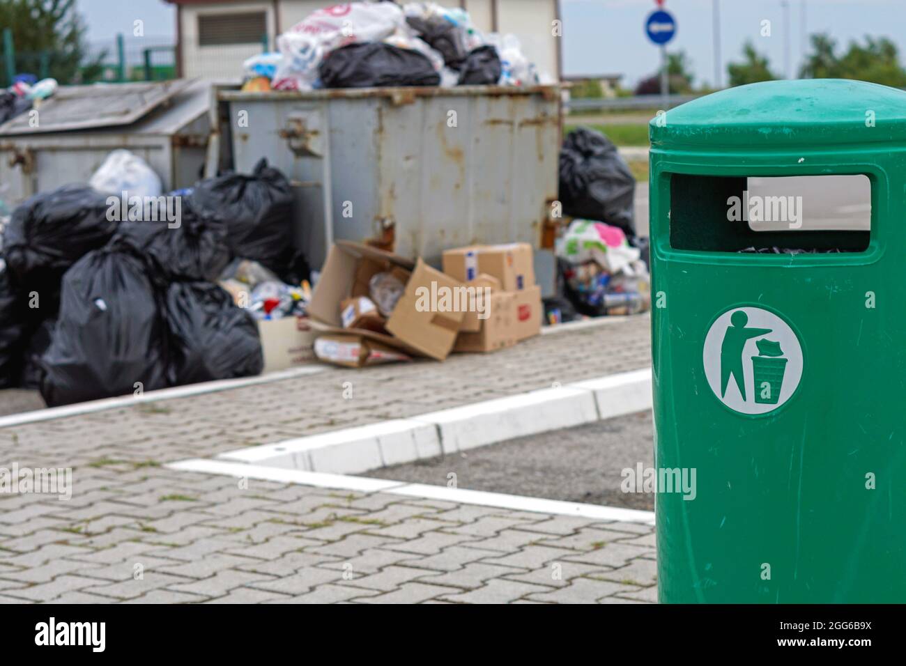 Overflow of garbage litter and empty trash can Stock Photo - Alamy