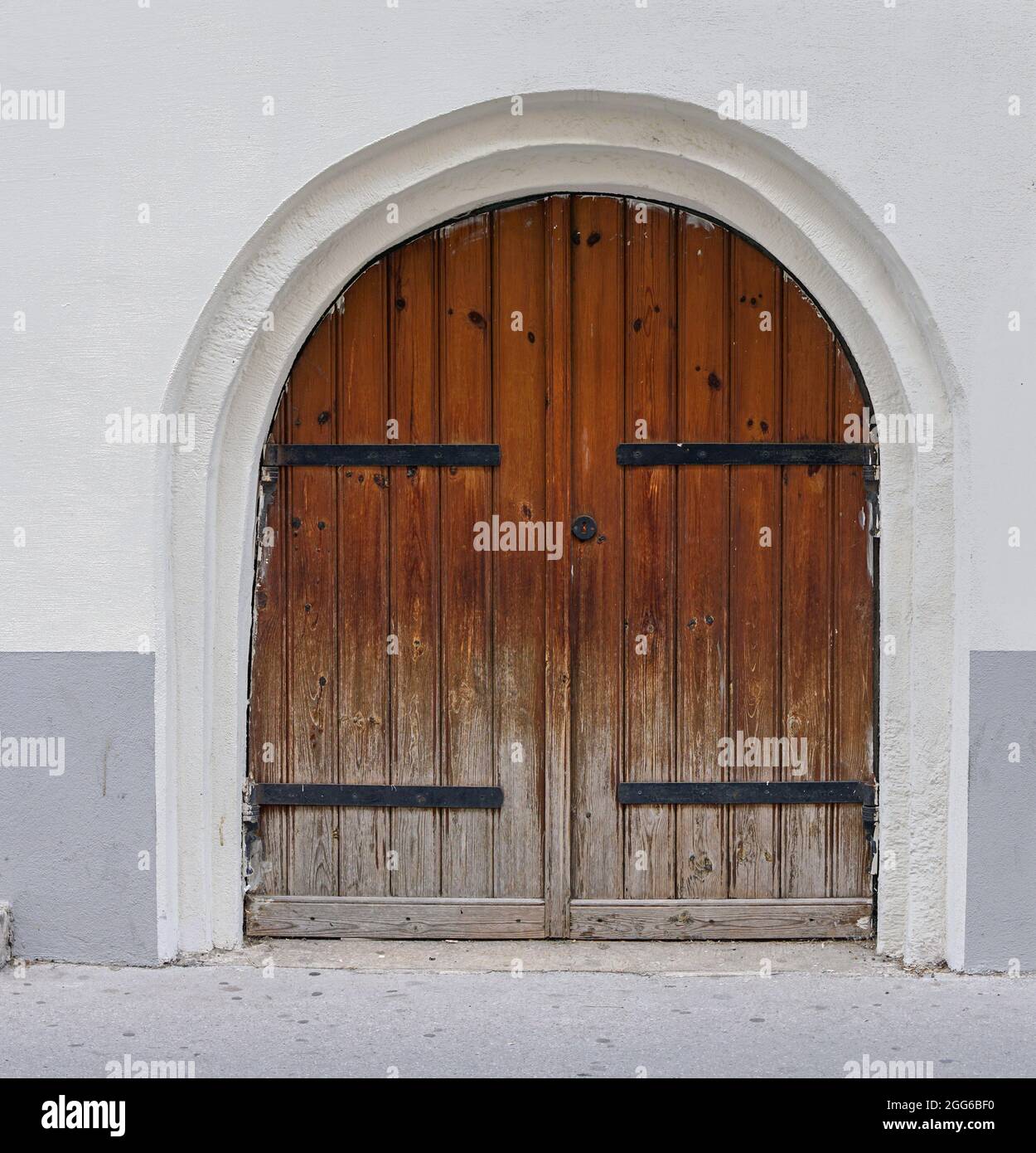 Double wooden door with arch Stock Photo - Alamy
