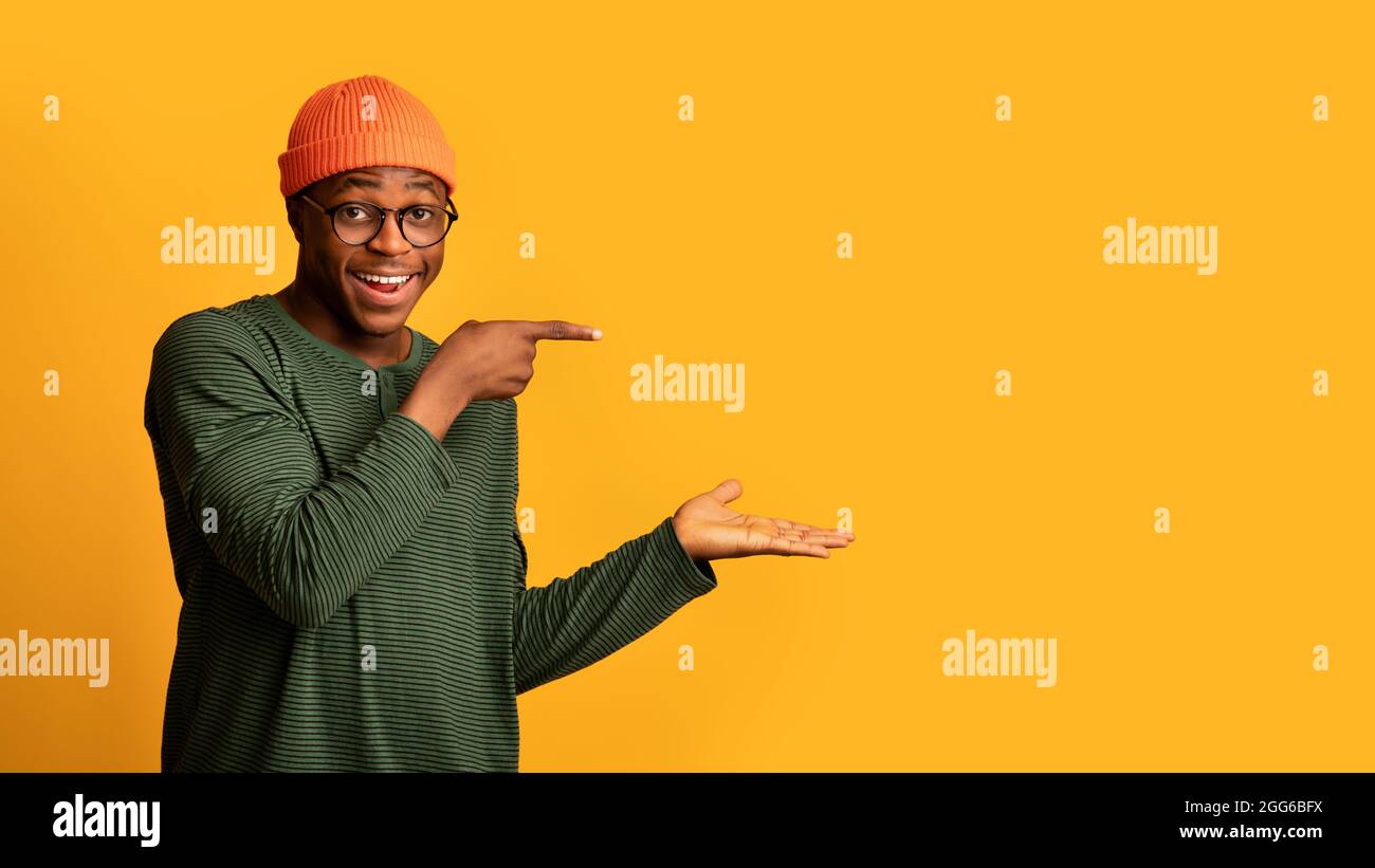 Finger pointing palm hi-res stock photography and images - Alamy