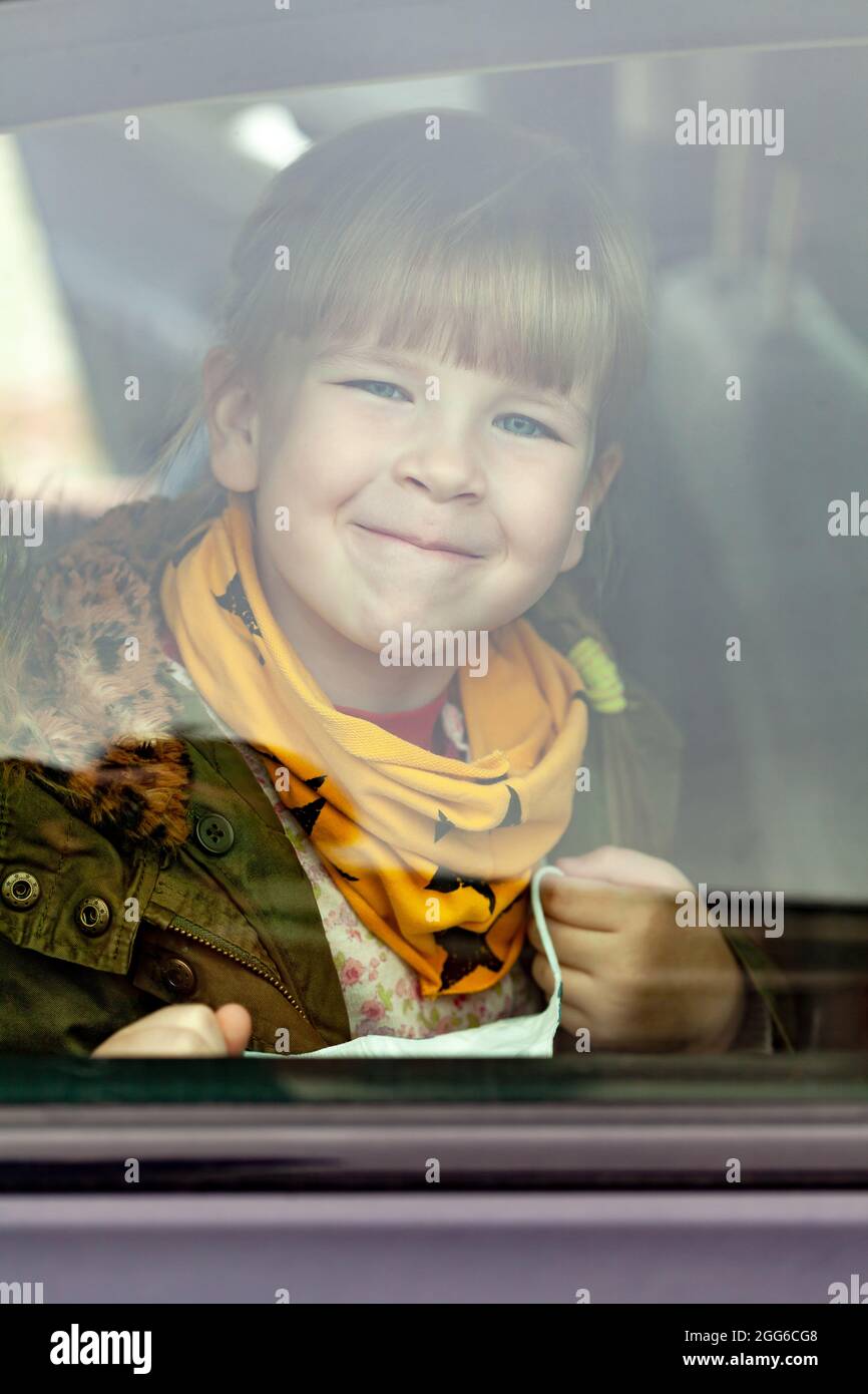 Child peeking window hi-res stock photography and images - Alamy
