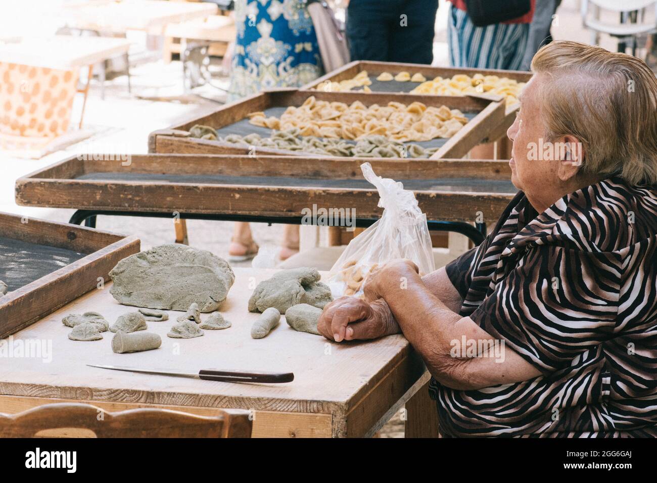Old lady selling food hi-res stock photography and images - Alamy