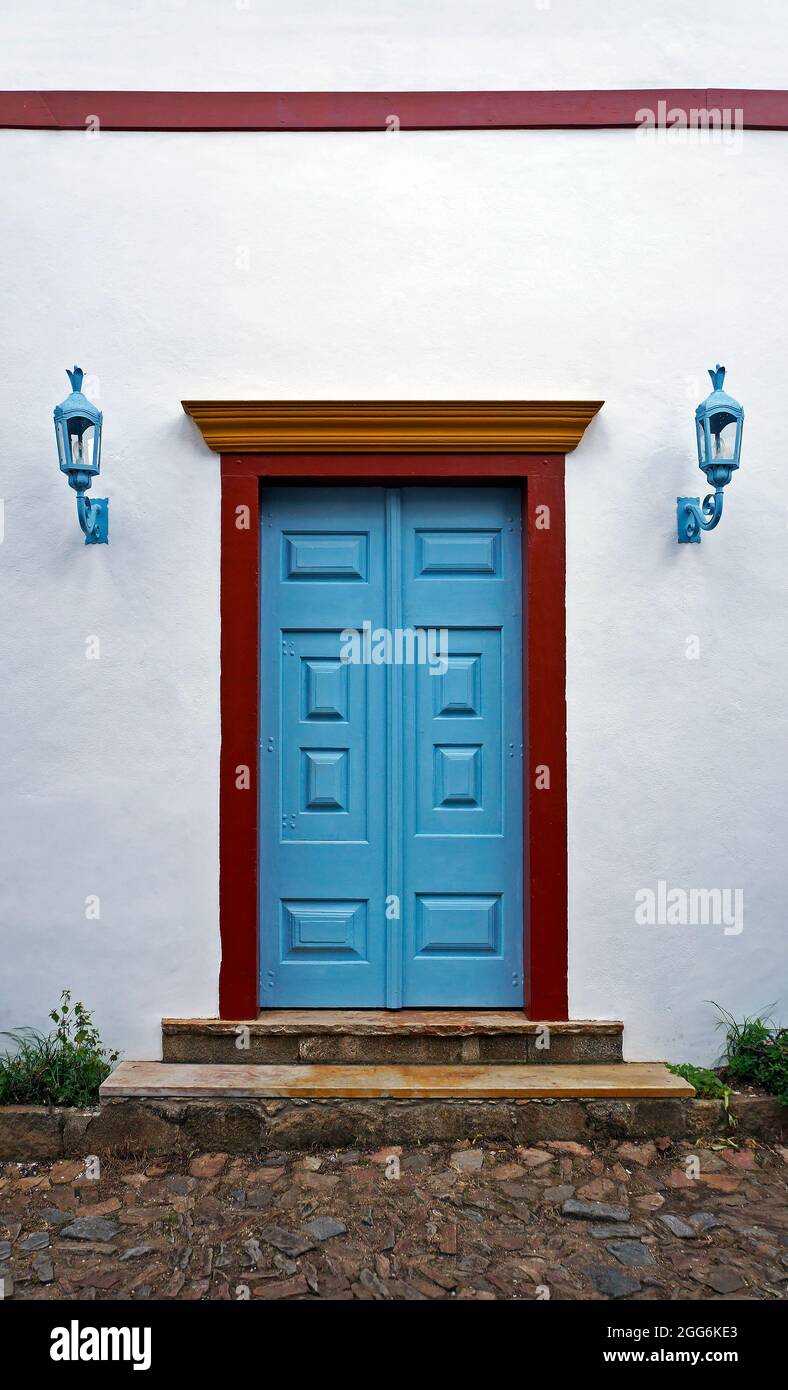 Wooden door colonial hi-res stock photography and images - Alamy