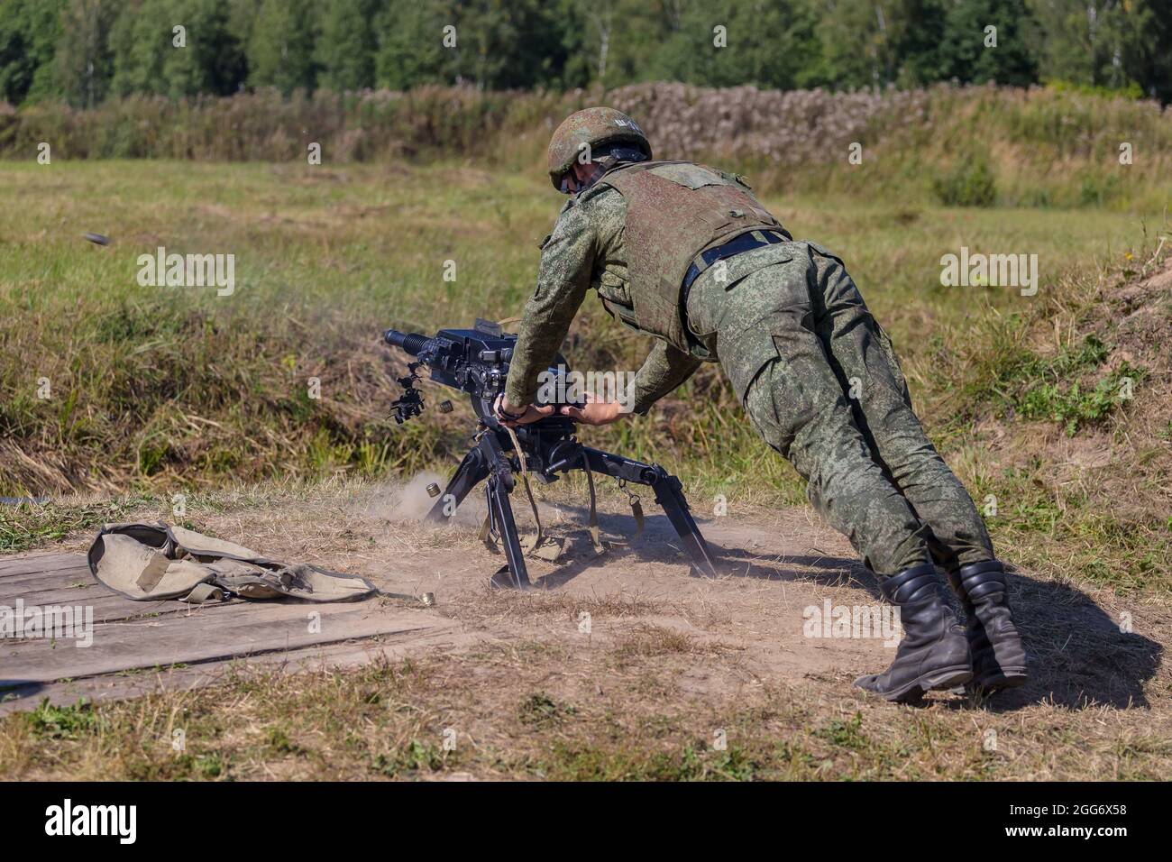 Ashukino, Russia. 24th Aug, 2018. A soldier presses an AGS-17 grenade ...