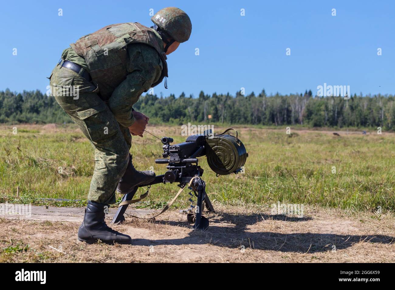 Ashukino, Russia. 23rd Aug, 2018. A soldier in position loading an AGS ...