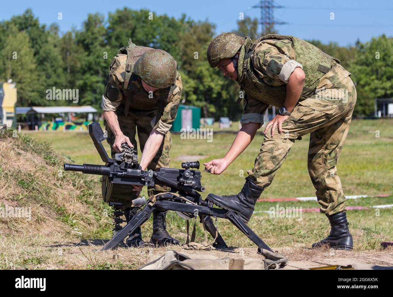 Ashukino, Russia. 24th Aug, 2018. Soldiers in position loading an AGS ...