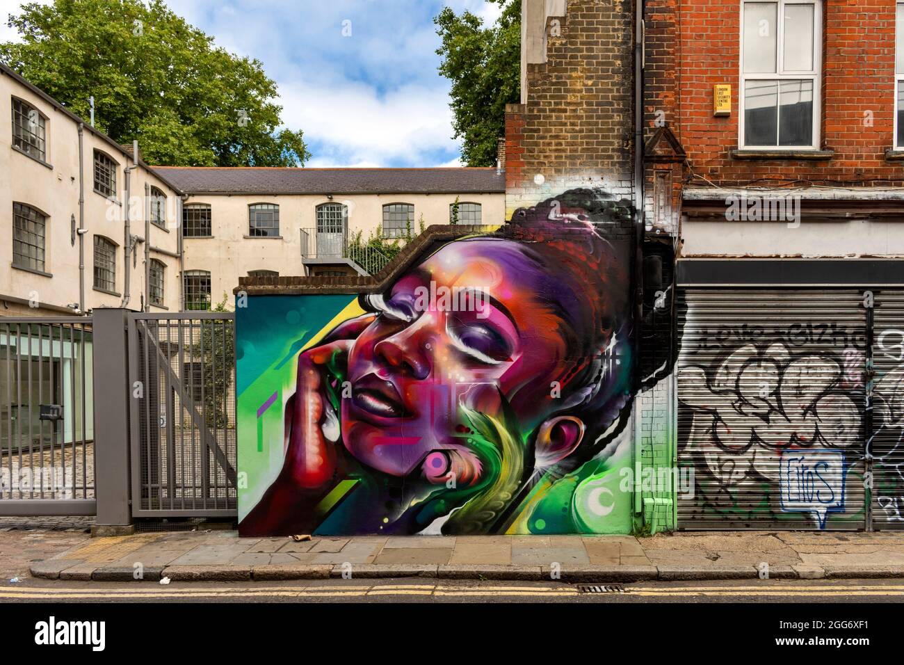 LONDON ARTISTIC AND CULTURAL AREA AROUND BRICK LANE WITH CREATIVE ...