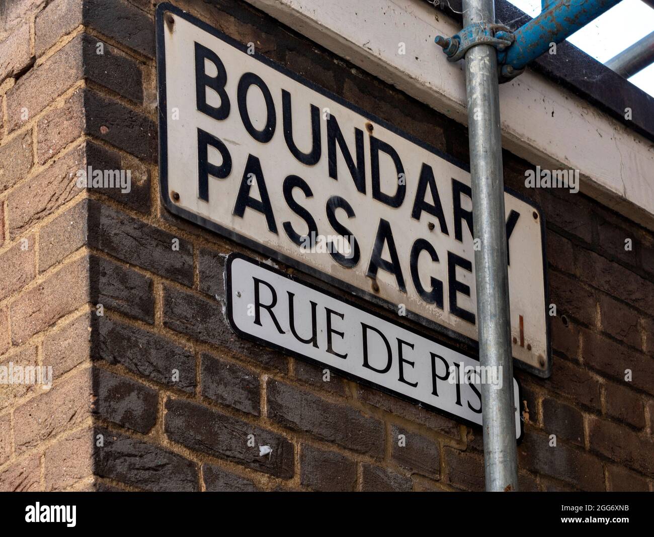 LONDON ARTISTIC AND CULTURAL AREA AROUND BRICK LANE WITH CREATIVE ...