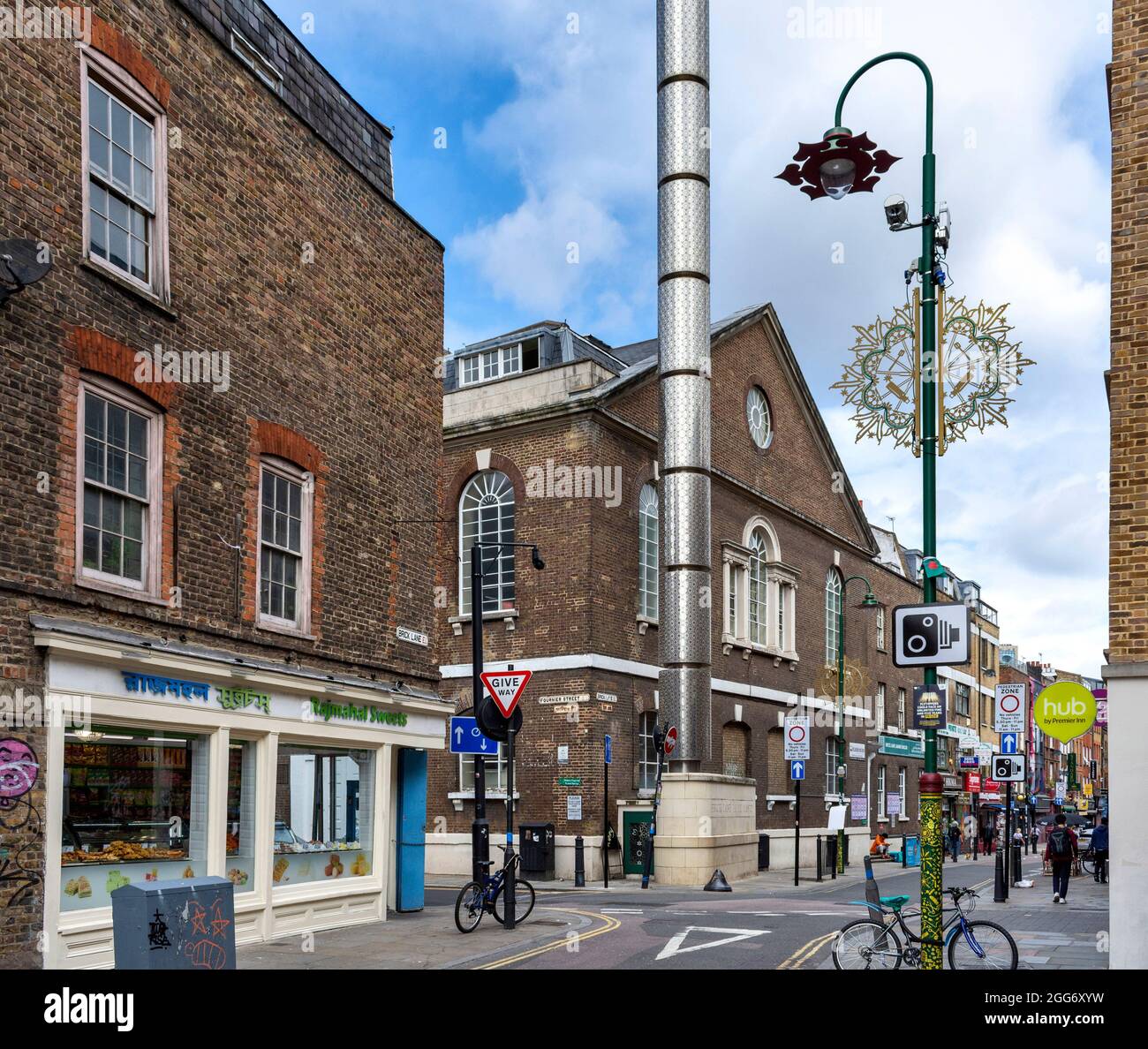 LONDON ARTISTIC AND CULTURAL AREA AROUND BRICK LANE WITH CREATIVE ...