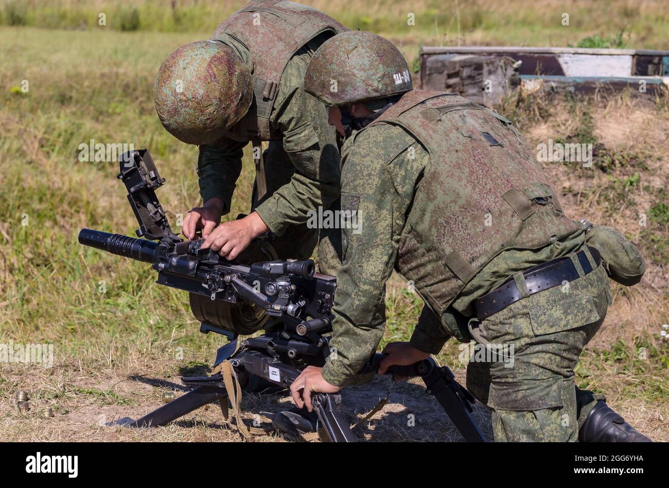 Ashukino, Russia. 24th Aug, 2018. Soldiers in position loading an AGS ...