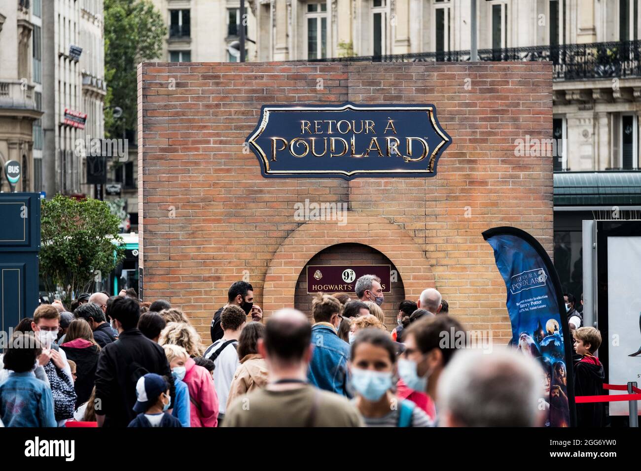 A life-size replica of the famous locomotive from the Harry Potter saga ...