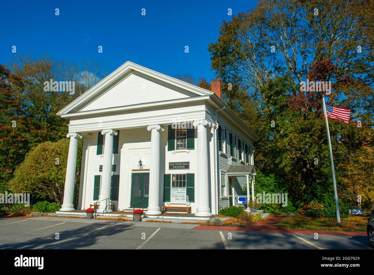 Us colonial style facade hi-res stock photography and images - Alamy