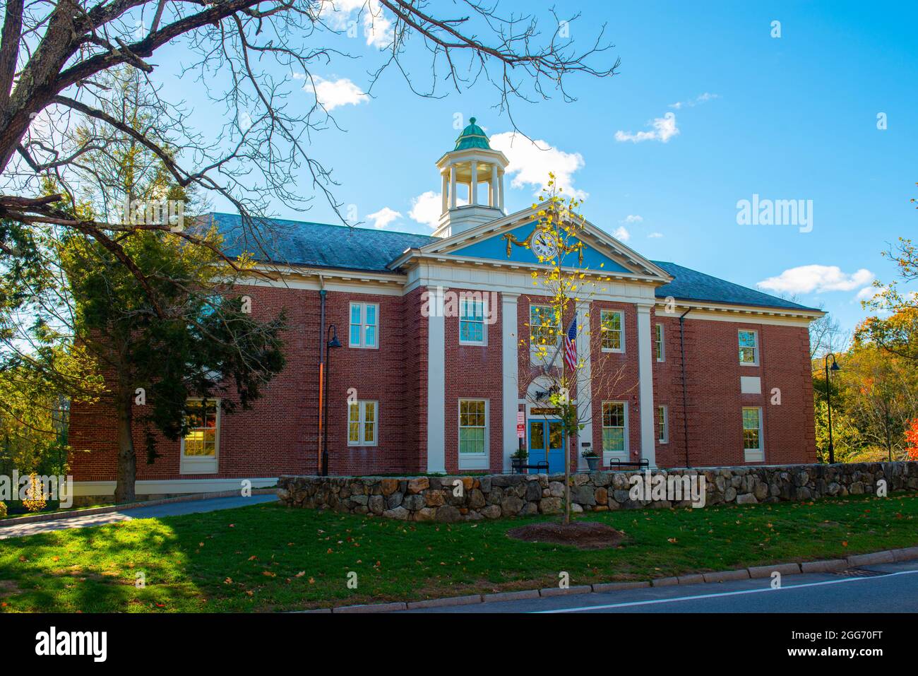 Lincoln Town Hall at 16 Lincoln Road in historic town center of Lincoln ...