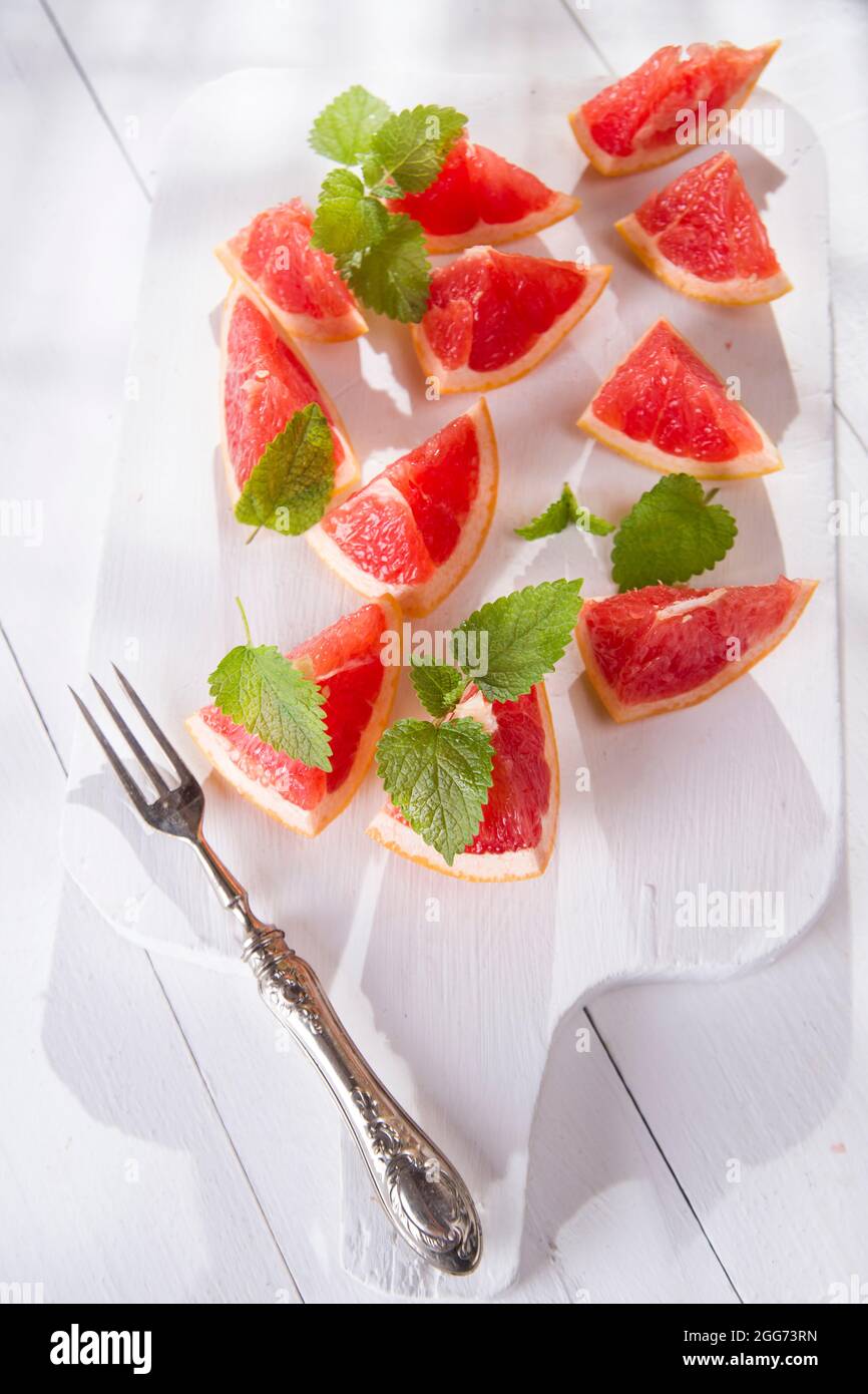 Presentation on cutting red grapefruit segments Stock Photo - Alamy