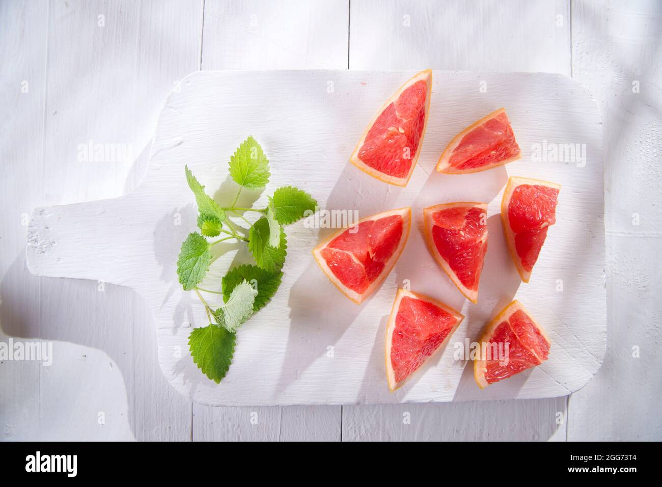 Presentation on cutting red grapefruit segments Stock Photo - Alamy