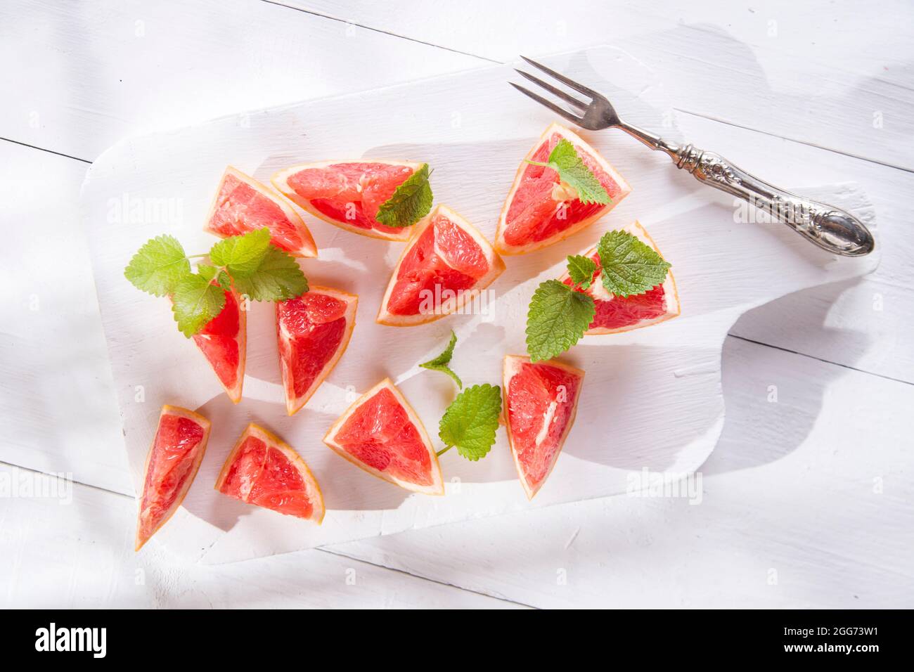 Presentation on cutting red grapefruit segments Stock Photo - Alamy