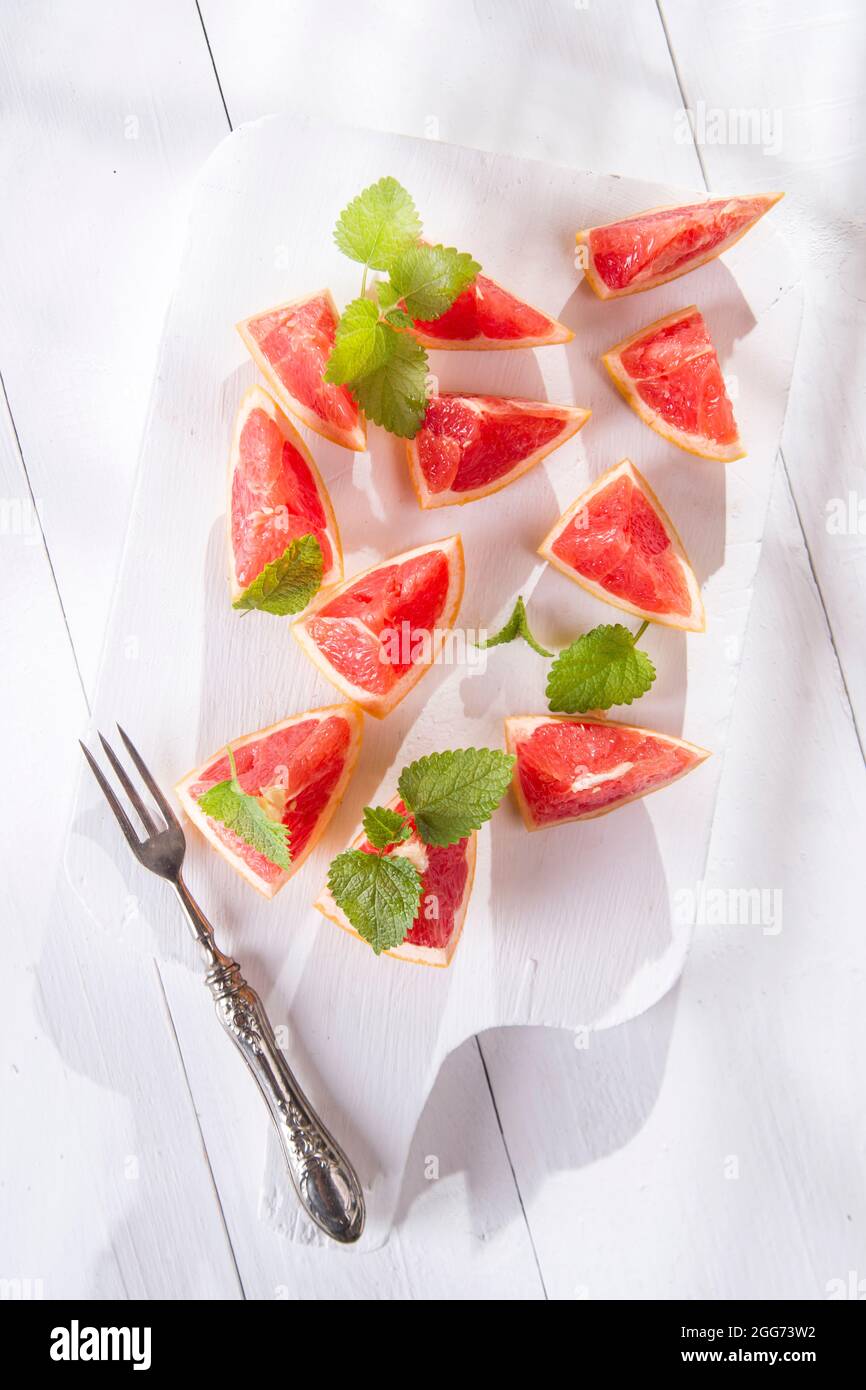 Presentation on cutting red grapefruit segments Stock Photo - Alamy