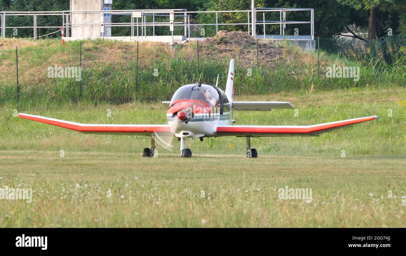 Robin ready for take off hi-res stock photography and images - Alamy