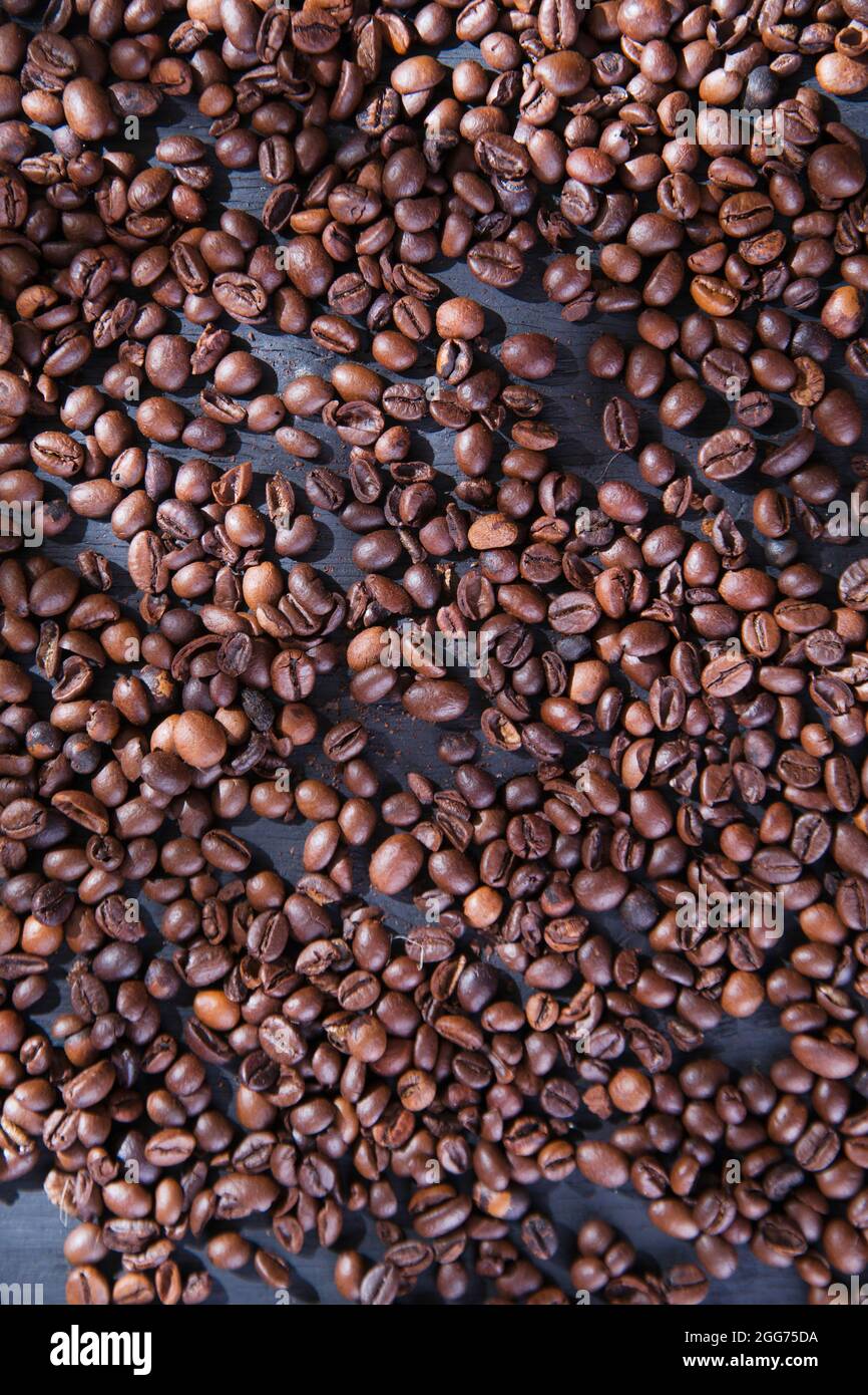 Presentation of coffee beans on the table in black Stock Photo - Alamy