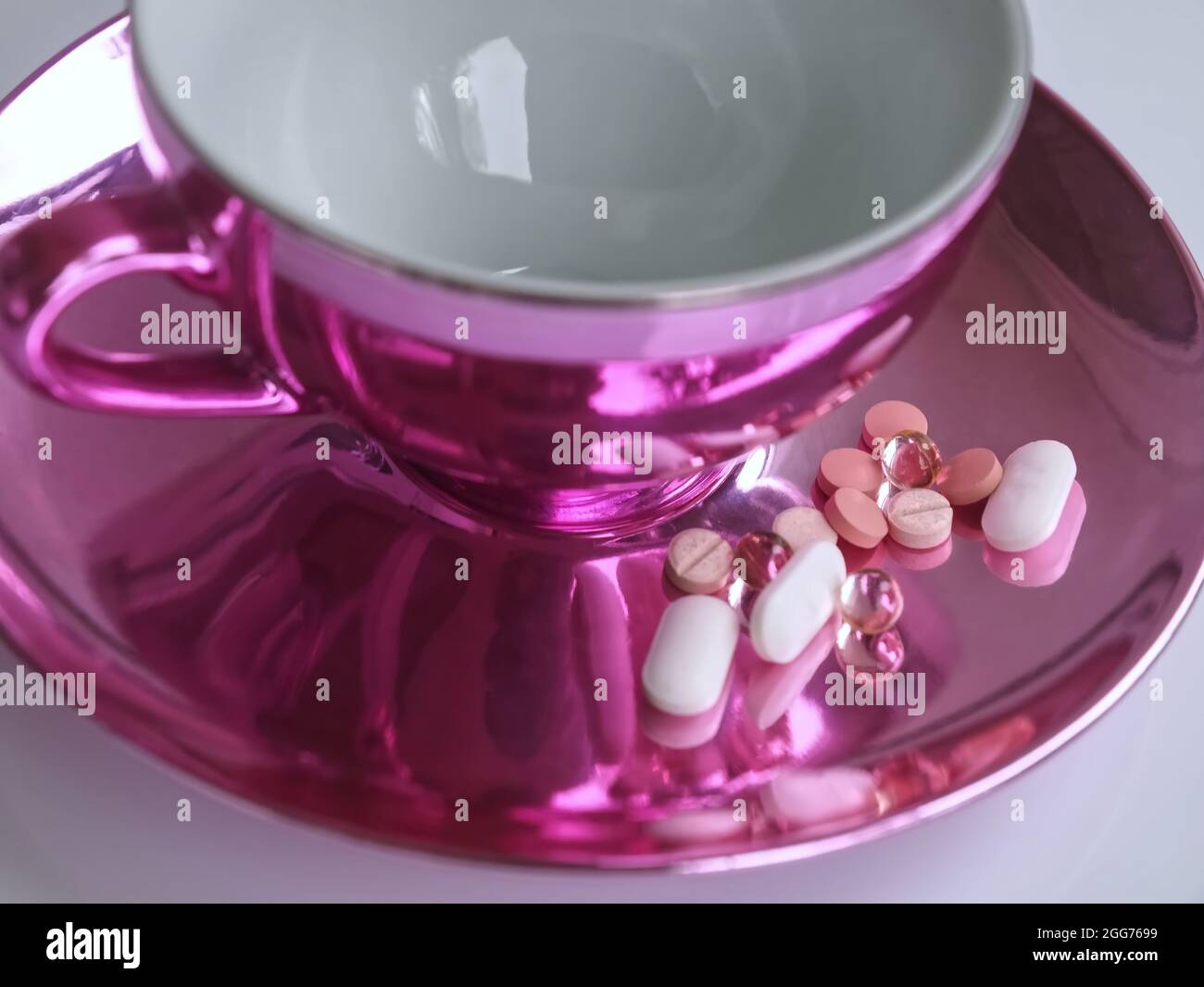 Medicine pink capsule hi-res stock photography and images - Alamy