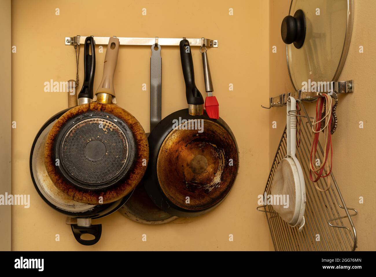 Hanging pans hi-res stock photography and images - Alamy