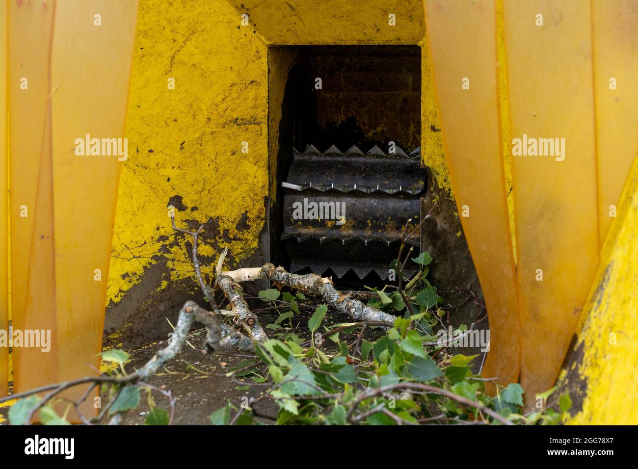 wood chipper Hopper dimensions with puller rollers yellow twig chipper ...