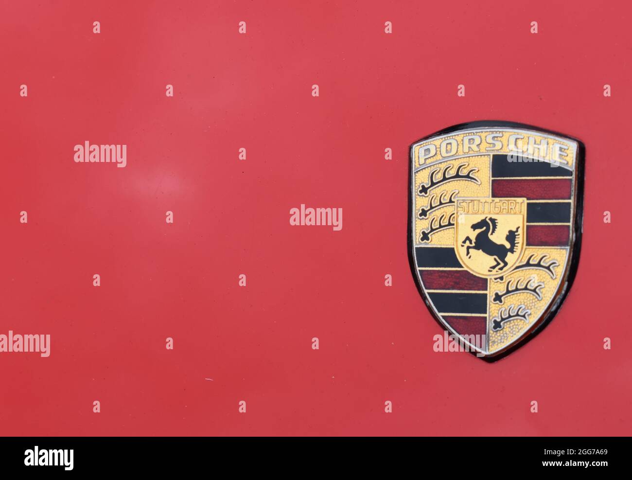 Porsche badge hi-res stock photography and images - Alamy