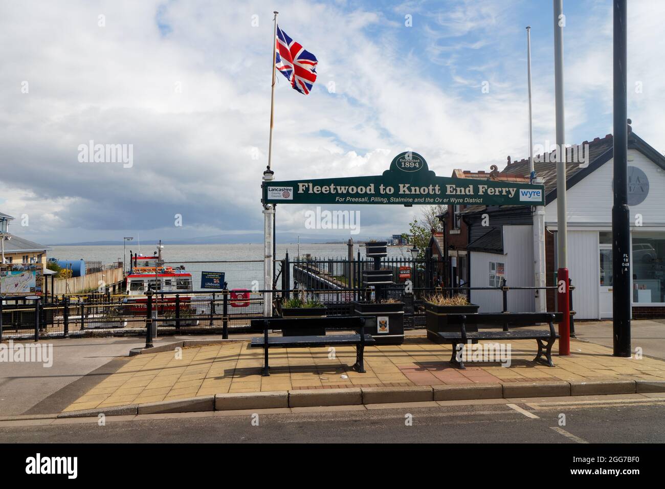 Knott end pier fleetwood hi-res stock photography and images - Alamy