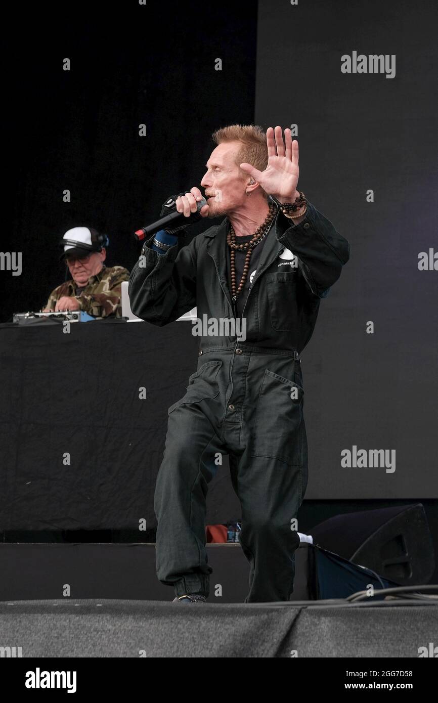 Portsmouth, UK. 28th Aug, 2021. Vocalist Rob Birch of Stereo MCs Hip ...