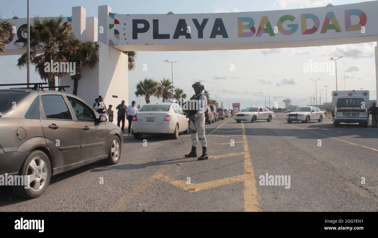 The cars and police officers on the Playa Bagdad road in Tamaulipas ...