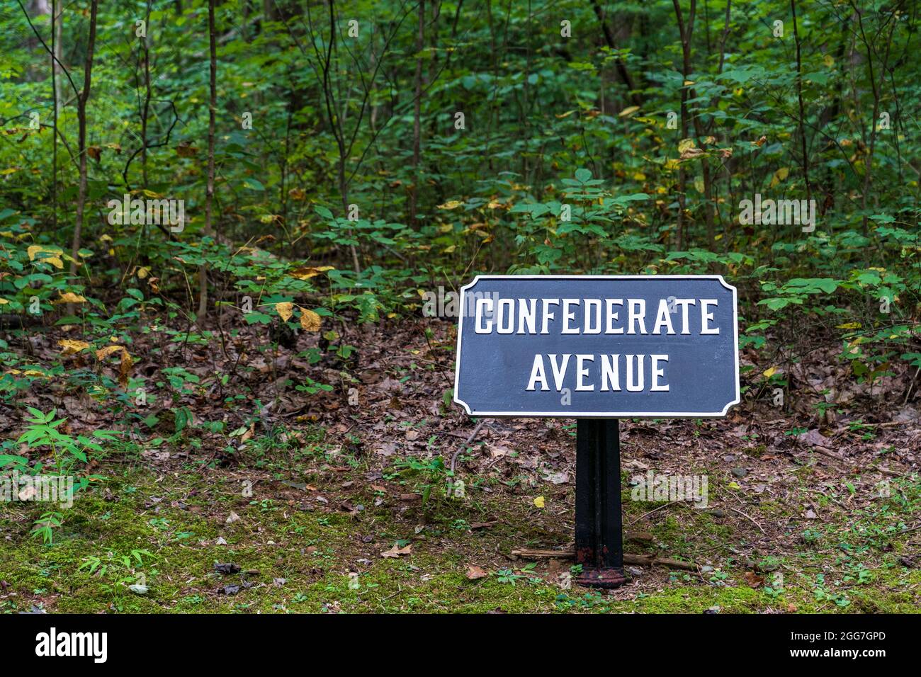 Confederate Avenue text on a sign among trees at Gettysburg Stock Photo ...